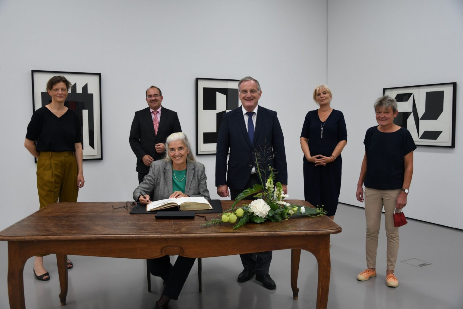 NRW-Ministerin Isabel Pfeiffer-Poensgen trug sich in das Goldene Buch ...